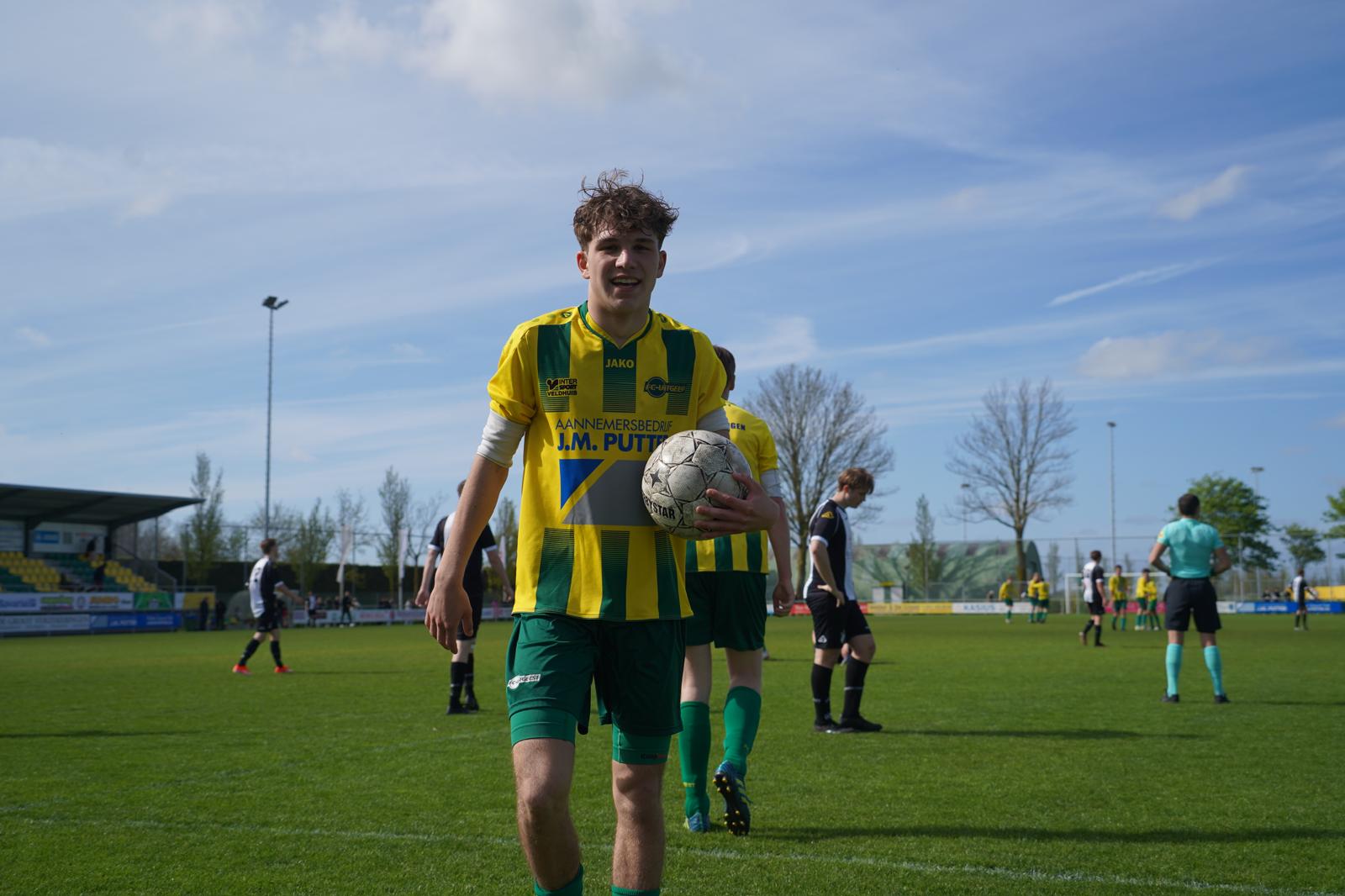 De derby tussen FC Uitgeest en Assendelft met veel strijd en passie ...