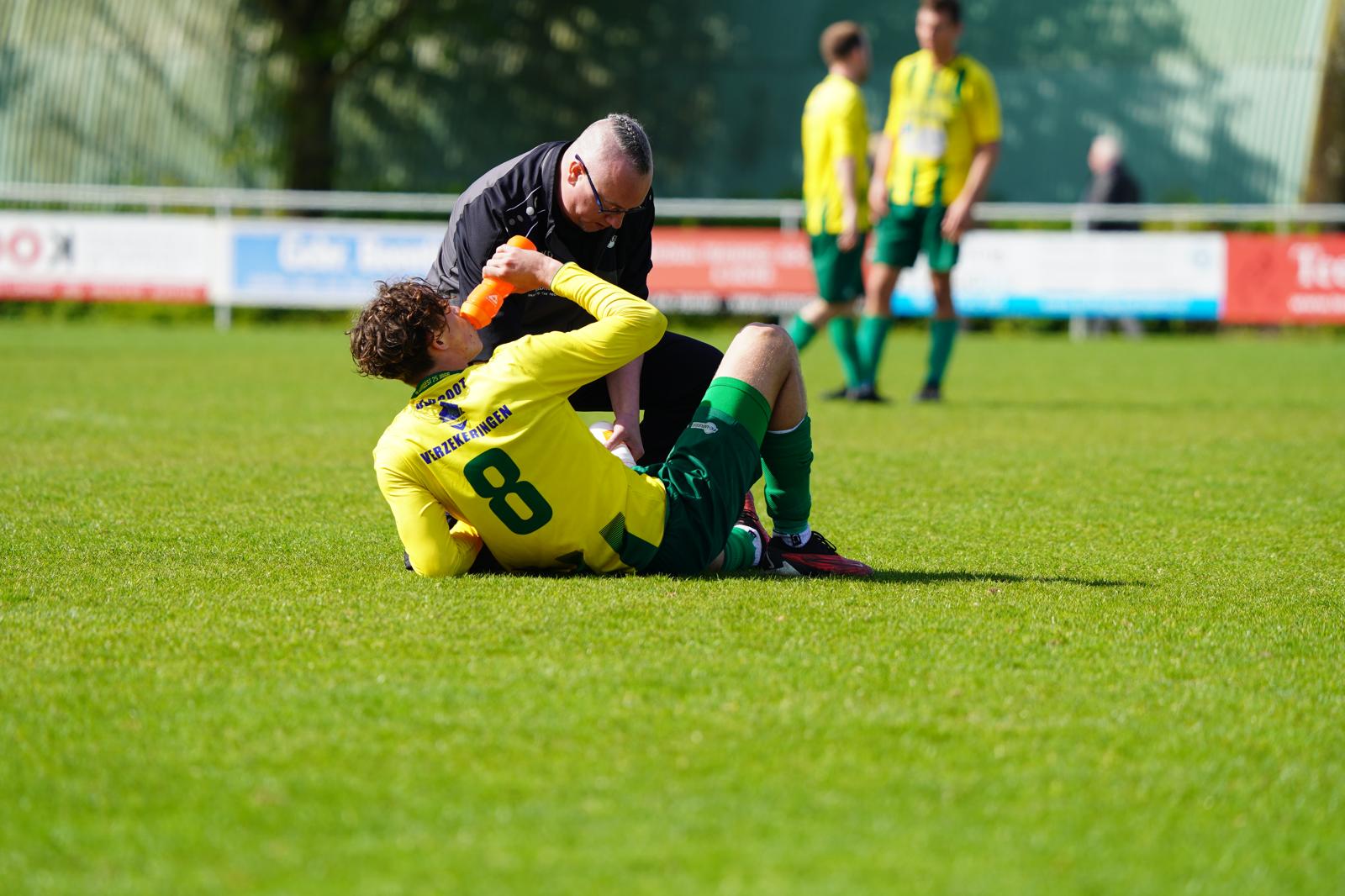 De derby tussen FC Uitgeest en Assendelft met veel strijd en passie ...