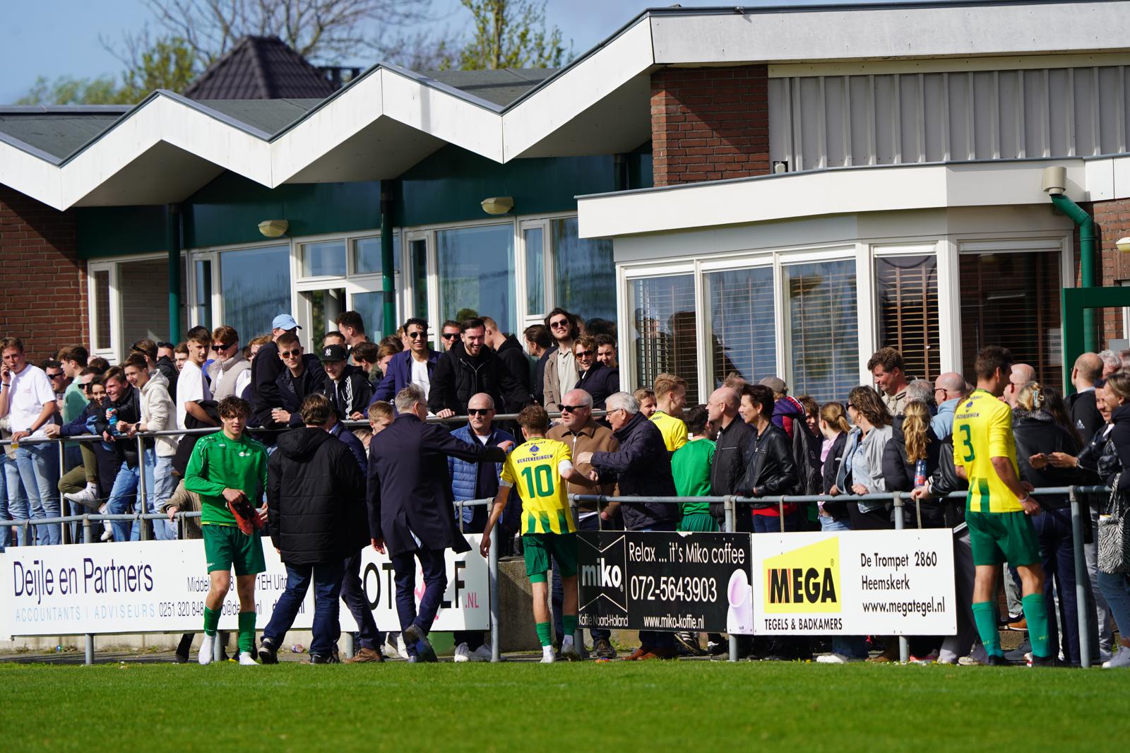 De derby tussen FC Uitgeest en Assendelft met veel strijd en passie ...