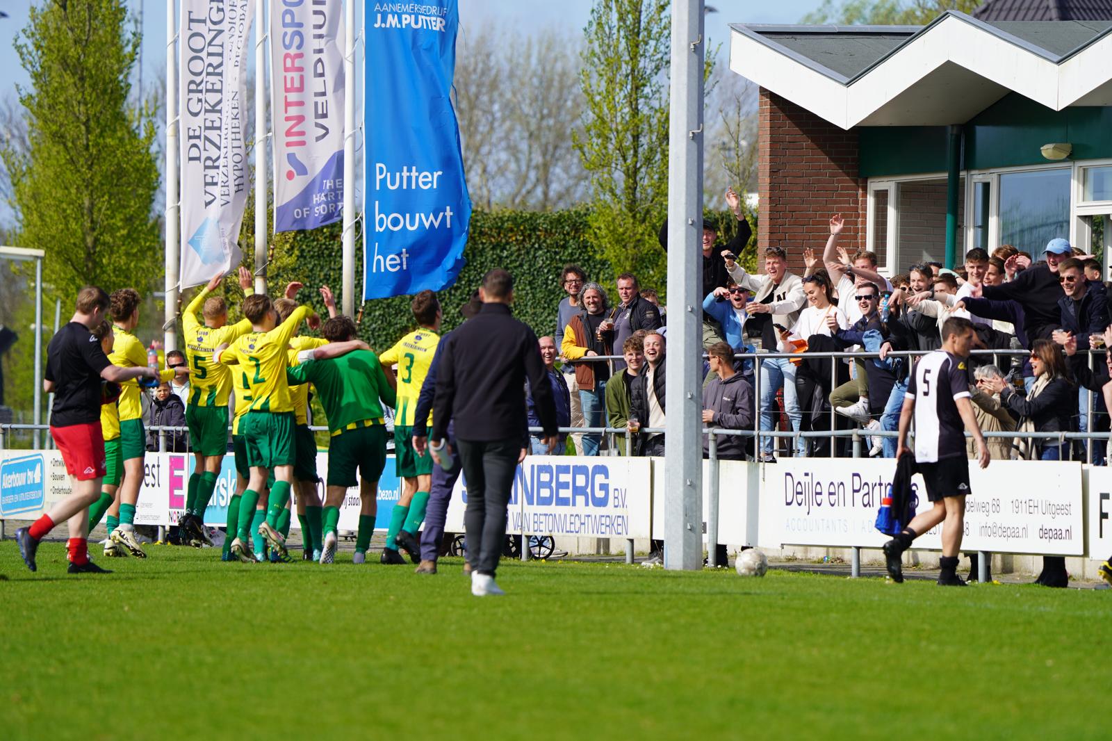De derby tussen FC Uitgeest en Assendelft met veel strijd en passie ...