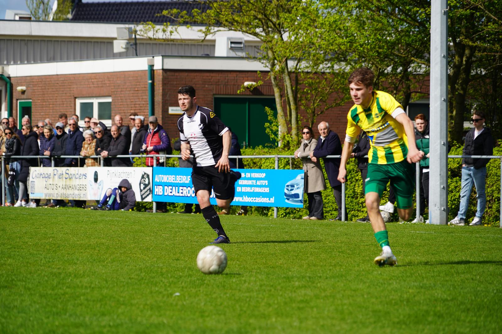 De derby tussen FC Uitgeest en Assendelft met veel strijd en passie ...