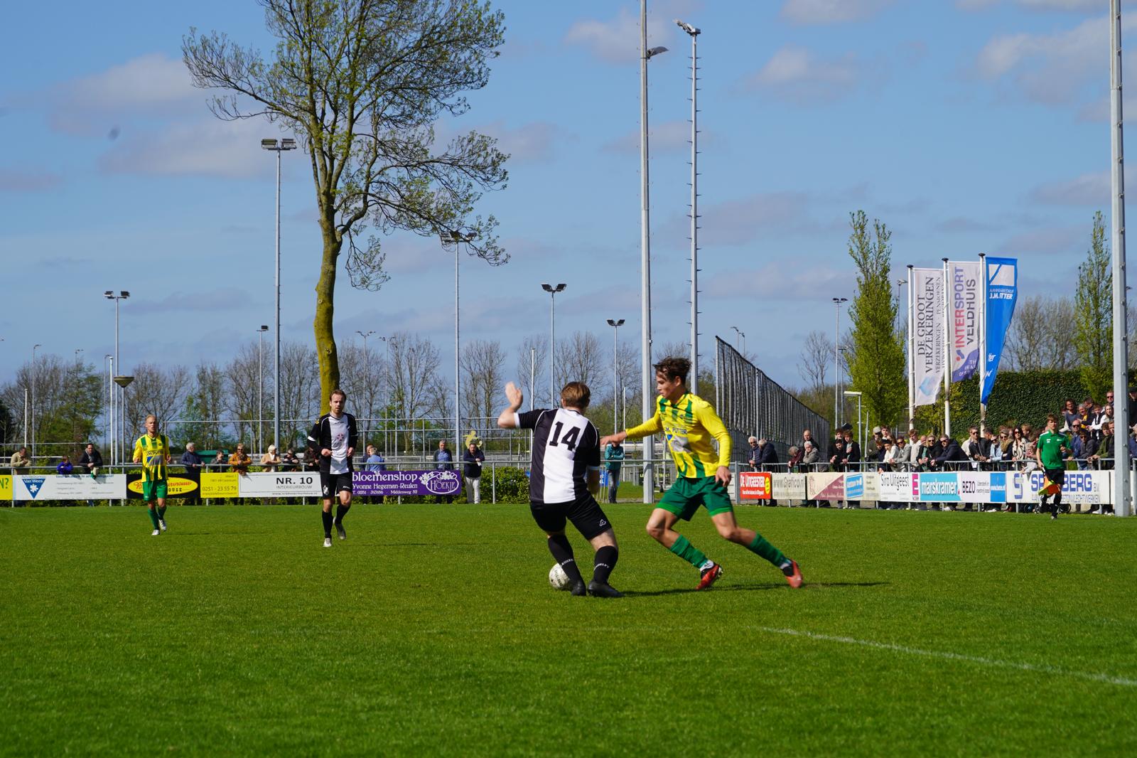 De derby tussen FC Uitgeest en Assendelft met veel strijd en passie ...