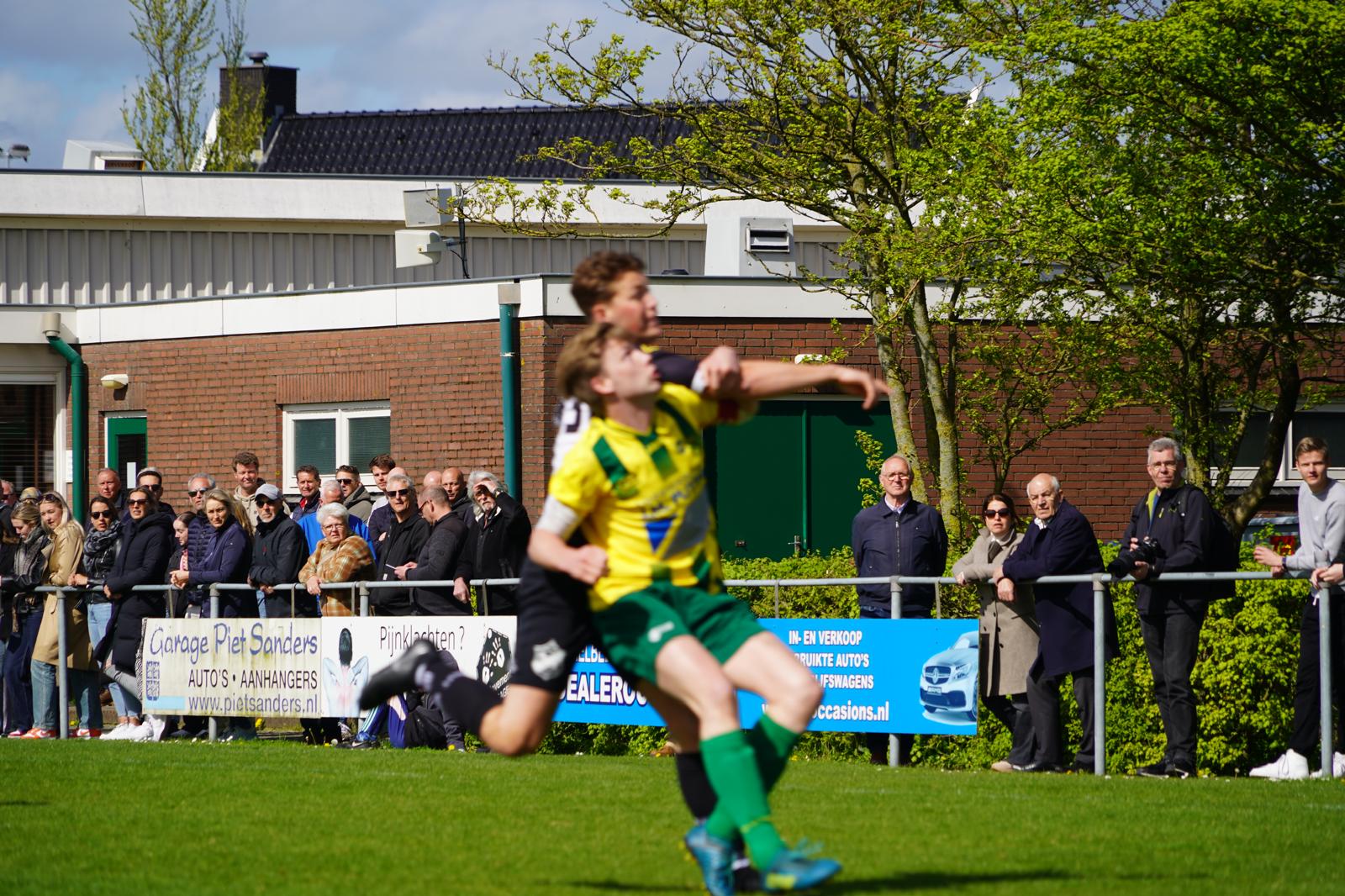 De derby tussen FC Uitgeest en Assendelft met veel strijd en passie ...