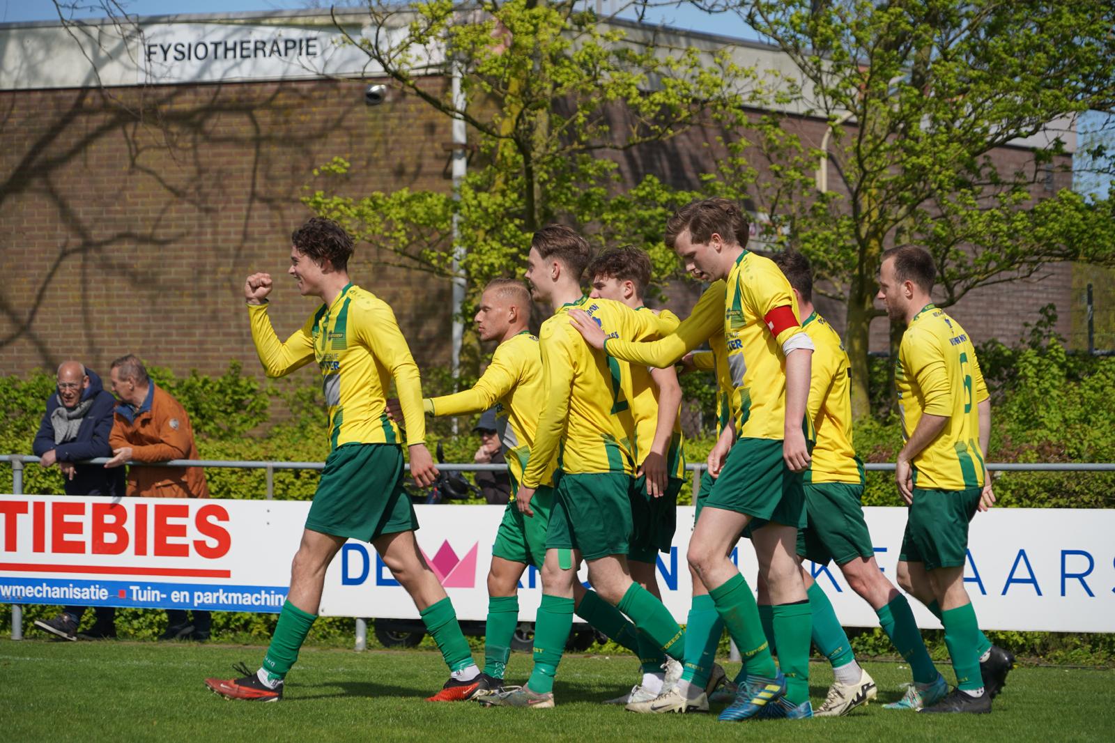 De derby tussen FC Uitgeest en Assendelft met veel strijd en passie ...