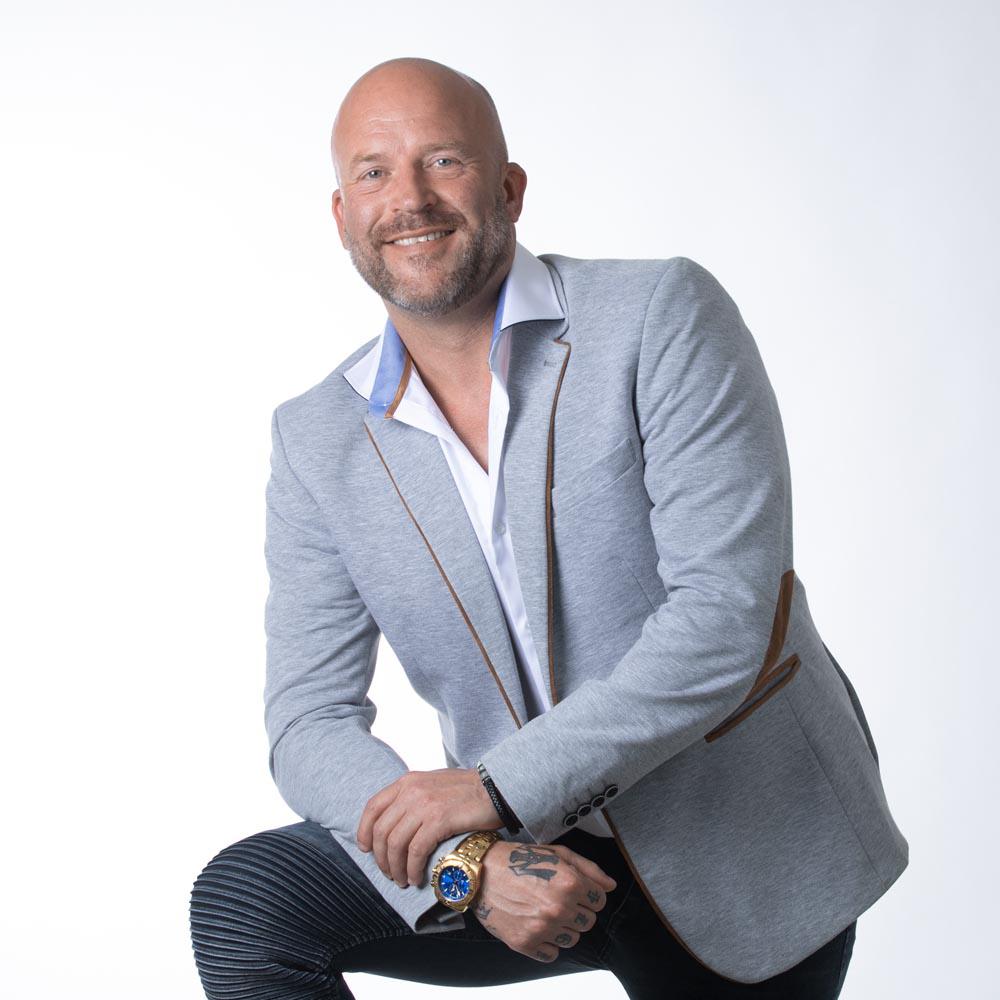 Komende zondag zanger Maurice Idema na afloop van de wedstrijd FC ...